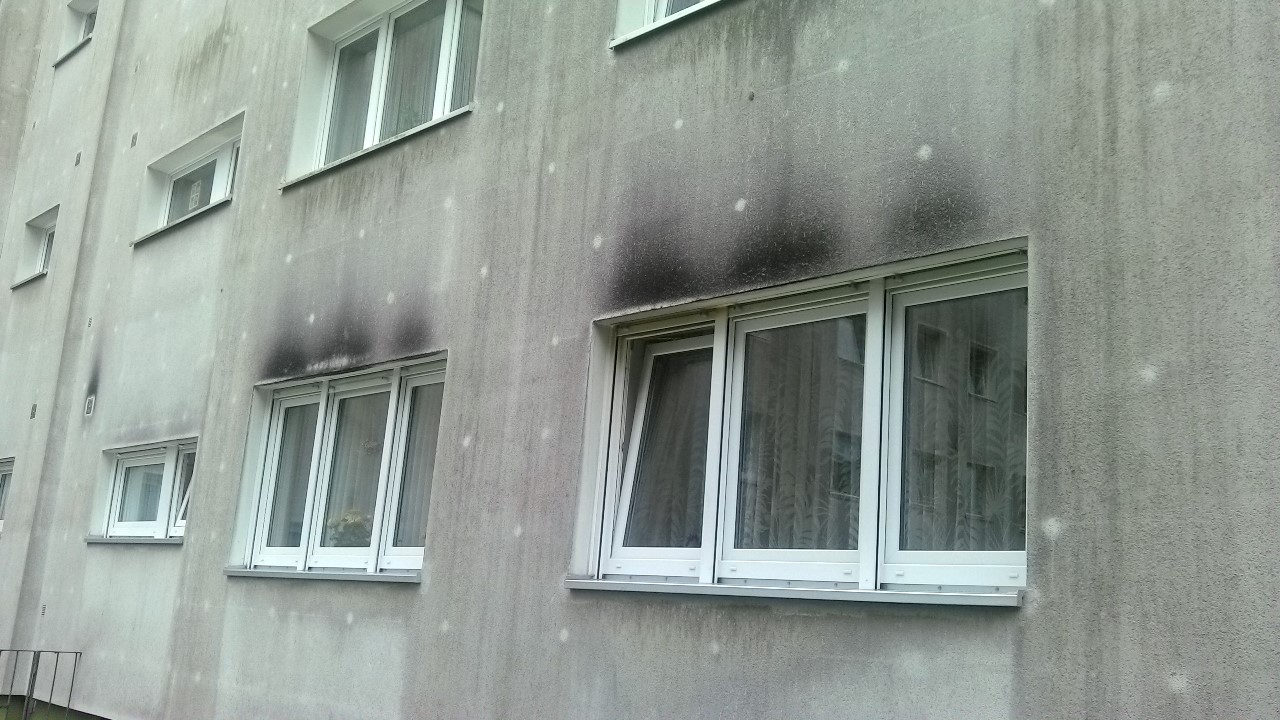 Schwarze Flecken über Fenster - colourclean